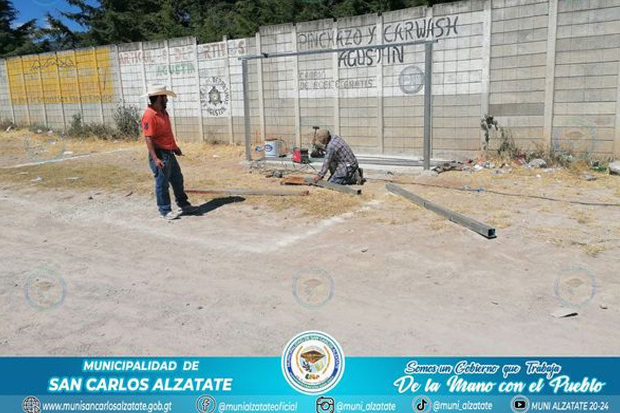 Instalación de bancas techadas para los equipos de fútbol en Campo de ...