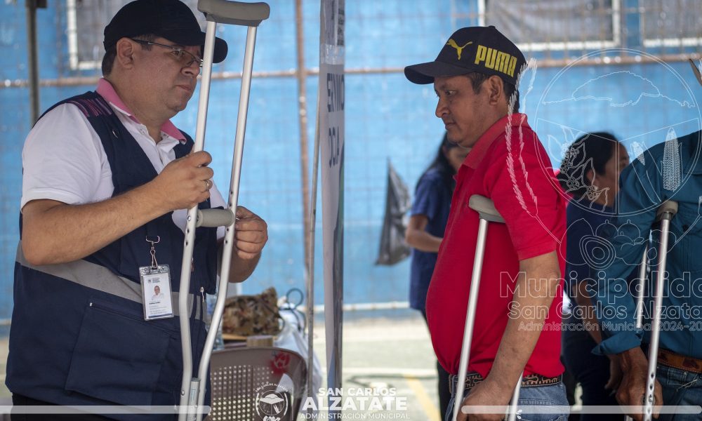Entrega de muletas, sillas de ruedas y bastones a personas de la ...